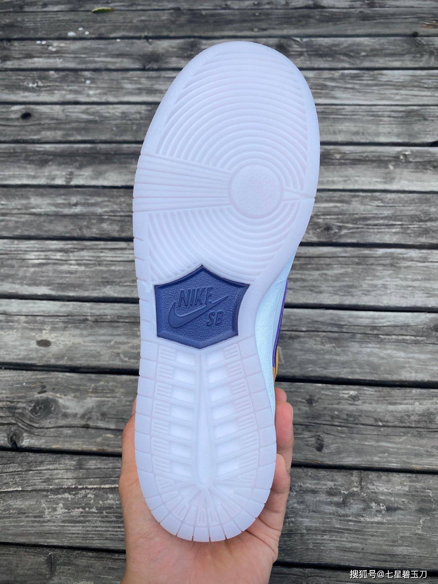 耐克Nike SB Dunk Low湖人紫金白黄-搜狐大视野-搜狐新闻
