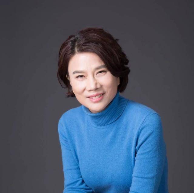董明珠身价25亿，却拒绝与90岁的老母亲同住，是嫌麻烦？原因很无奈孩子