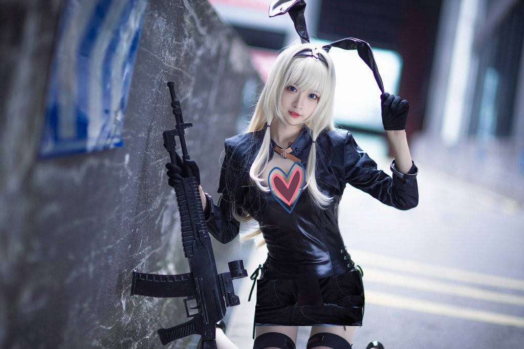 少女前线AN94 COS，兔耳皮衣小腿环，姐姐的腿比枪亮眼多了_兔女郎