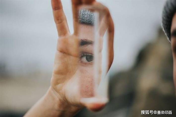 拍创意人像?一面镜子就够了!镜子的6种创意人像玩法反射面