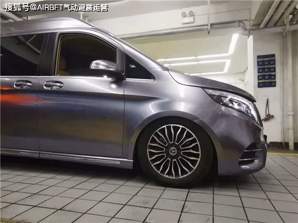 李洋介绍奔驰V260 AIRBFT气动避震瞬间改善舒适性能_搜狐汽车_搜狐网