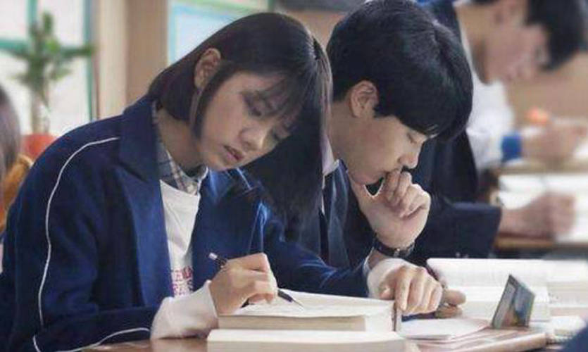 为什么初中多半是 异性同桌”?班主任的良苦用心,家长们要知道孩子