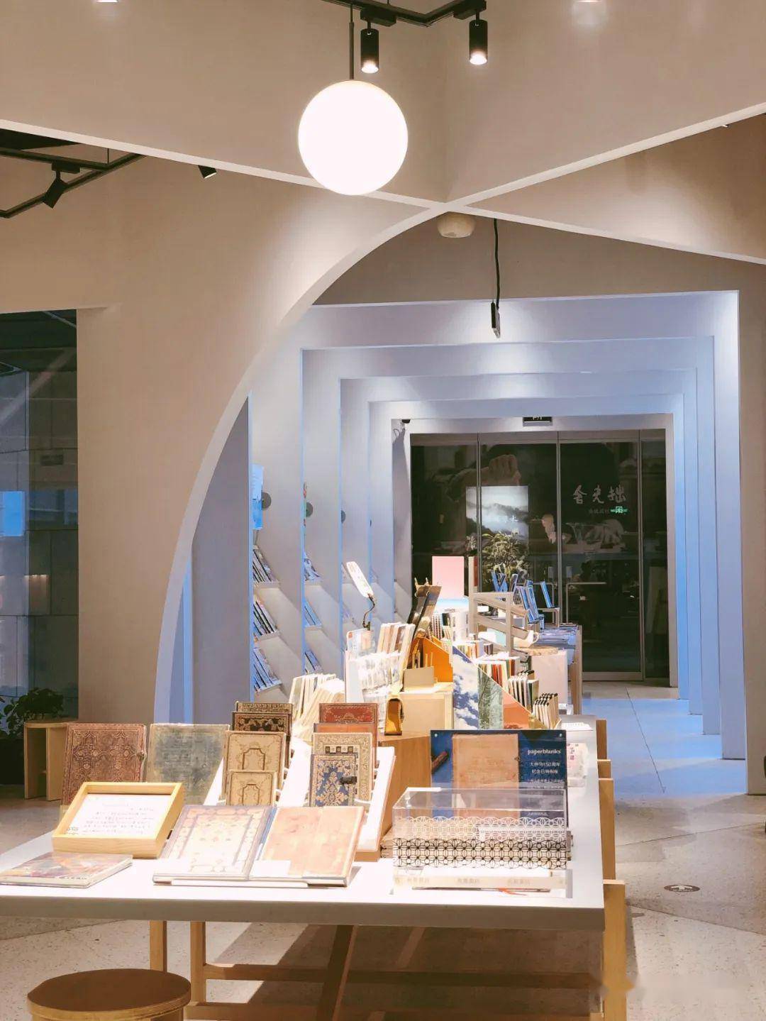 实探！Ins风、童趣阅读区、原版外文书籍…带你体验藏身龙湖里的郑州“Zui美书店”-搜狐大视野-搜狐新闻