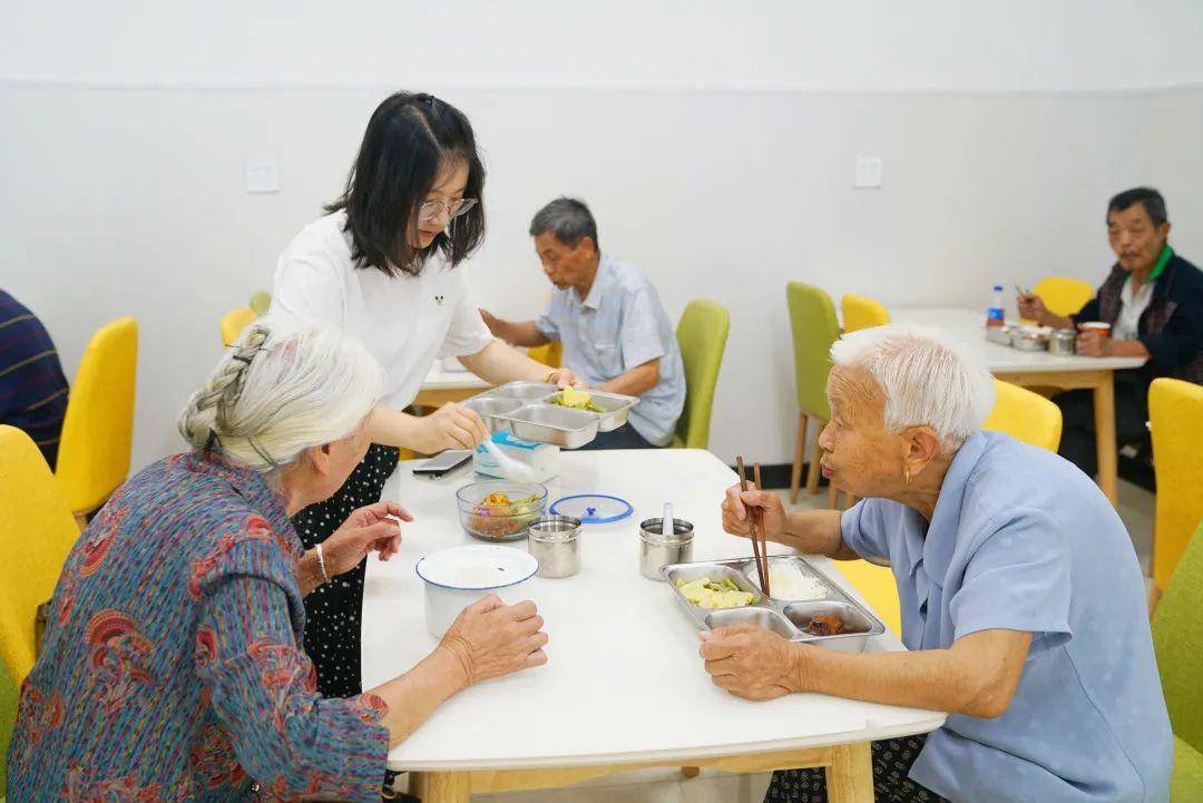 这家食堂专供老年人，两荤一素一汤只要五块！暖心！-搜狐大视野-搜狐新闻