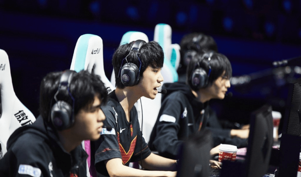 LCK资格赛倒计时，Doinb公开看衰T1，对新王的点评太高_Faker