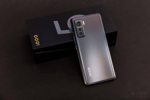 《原神》上线，众多手机不适，KPL官方比赛机iQOO 5能Hold住吗？_游戏