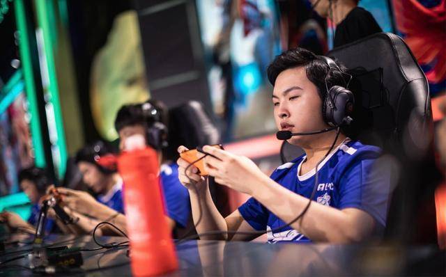 KPL：Alan场外办公，开播吐槽俱乐部，连新队服都不给自己_eStarPro