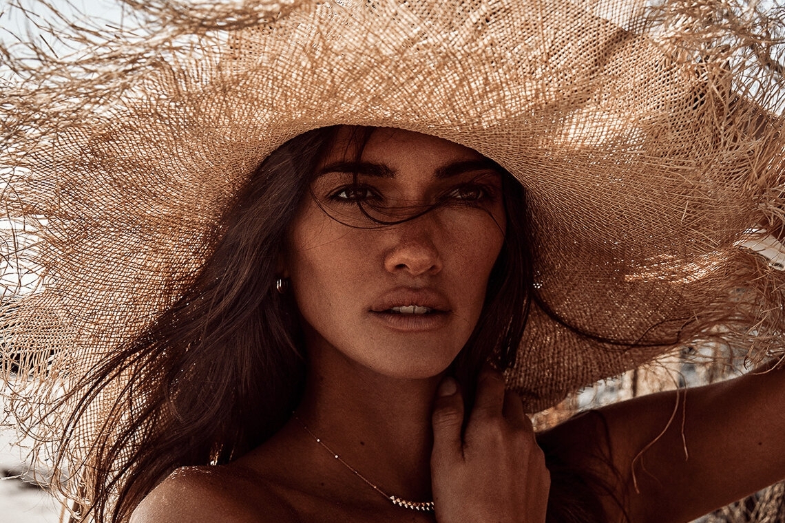 Sofia Reynal演绎时尚大片《荒岛余生》，尽显迷人韵致 ..._Chee