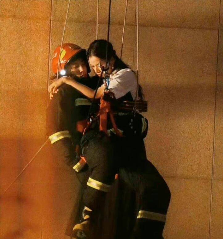 黄景瑜张婧仪新剧路透曝光 黄景瑜抱的竟是男替身 搜狐大视野 搜狐新闻