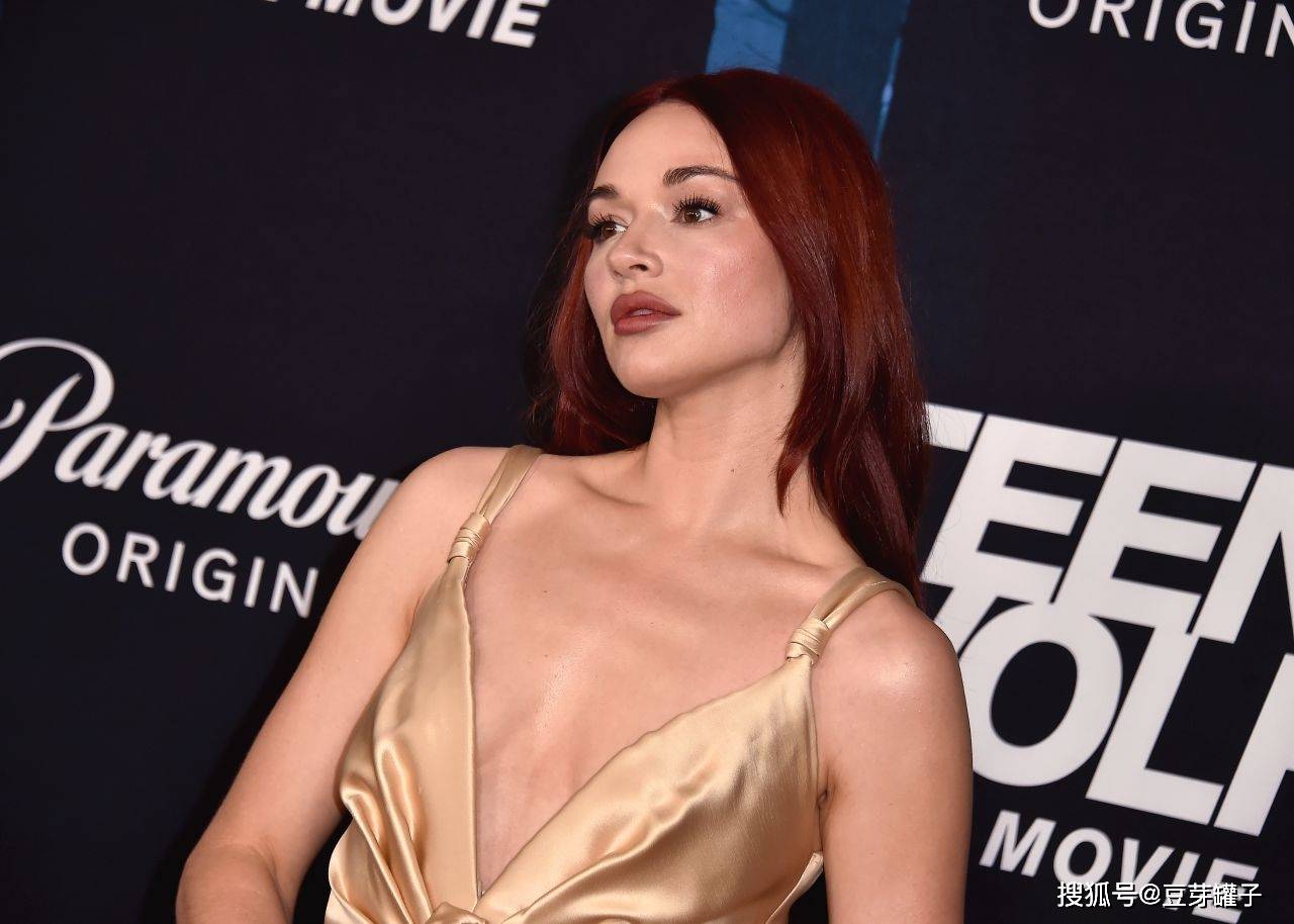 女星Crystal Reed，穿吊带礼服，身材曼妙性感迷人-搜狐大视野-搜狐新闻