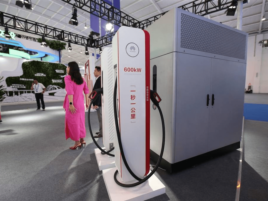 华为超级充电桩亮相云南昆明南博会-搜狐大视野-搜狐新闻