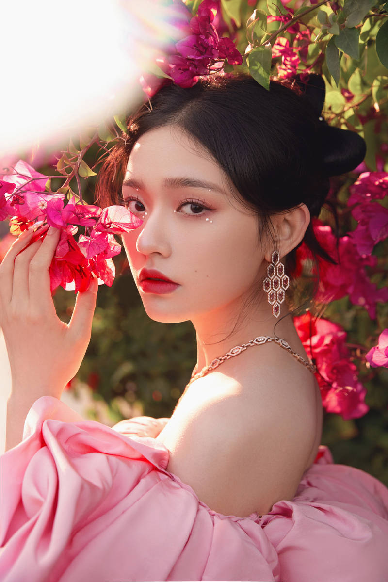 林允穿粉色花苞裙慵懒迷人 露香肩美背显熟女气质 搜狐大视野 搜狐新闻