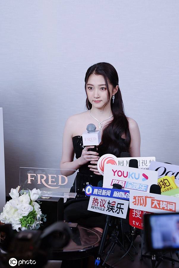 关晓彤出席活动采访 身着黑色亮片抹胸裙优雅大方 搜狐大视野 搜狐新闻
