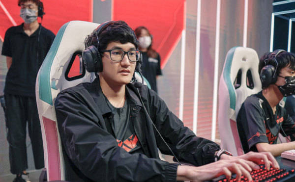 TES也开始选“冠军皮肤”了？Karsa直播整活，冠军皮肤一定选他！_也是