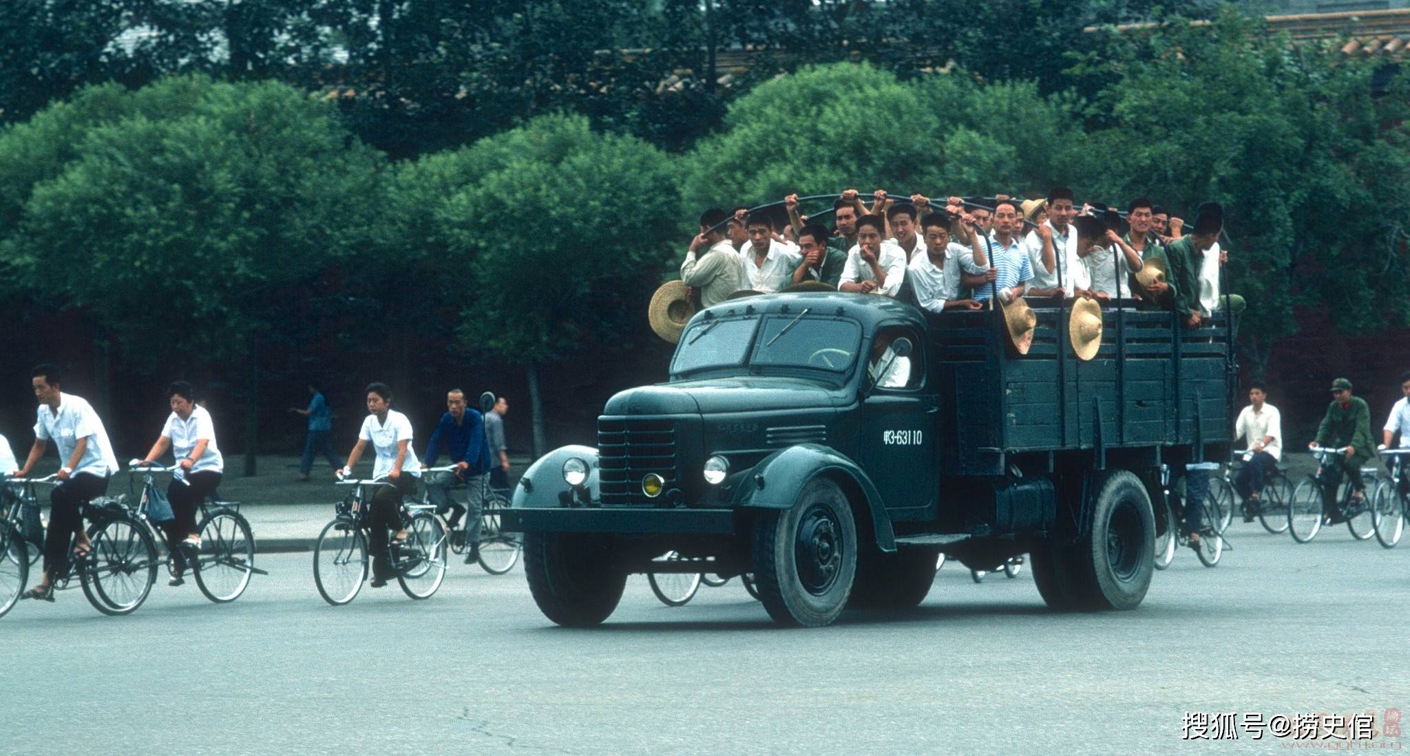 1977年北京，长安街不塞车自行车和公交车在等红灯-搜狐大视野-搜狐新闻