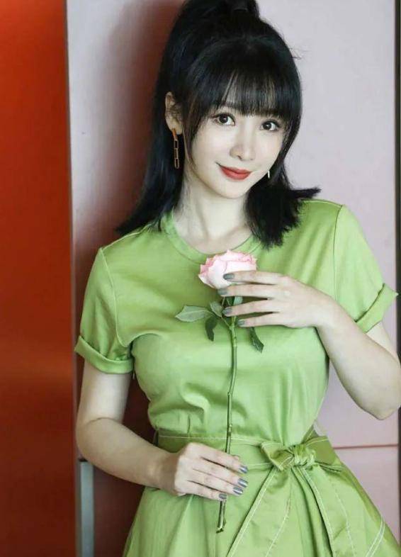 性感女神柳岩，身穿绿色连衣裙，妩媚妖娆！ 搜狐大视野 搜狐新闻