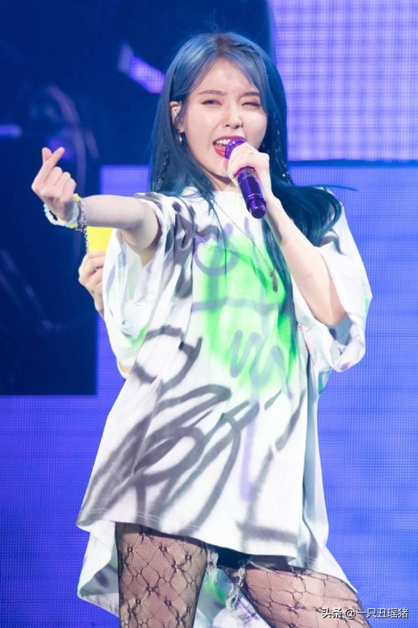 有一种清纯叫IU穿“黑透袜”，薄到只有一层阴影，哪知巨显腿肉_iu