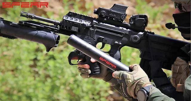 可以手持发射的无人机，单人即可操作，飞行时间约40分钟：Ninox 40无人机_进行