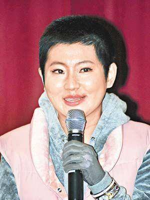 SHE三人近况如何？曾经被指最美的一个，如今却让大家最心疼_Selina