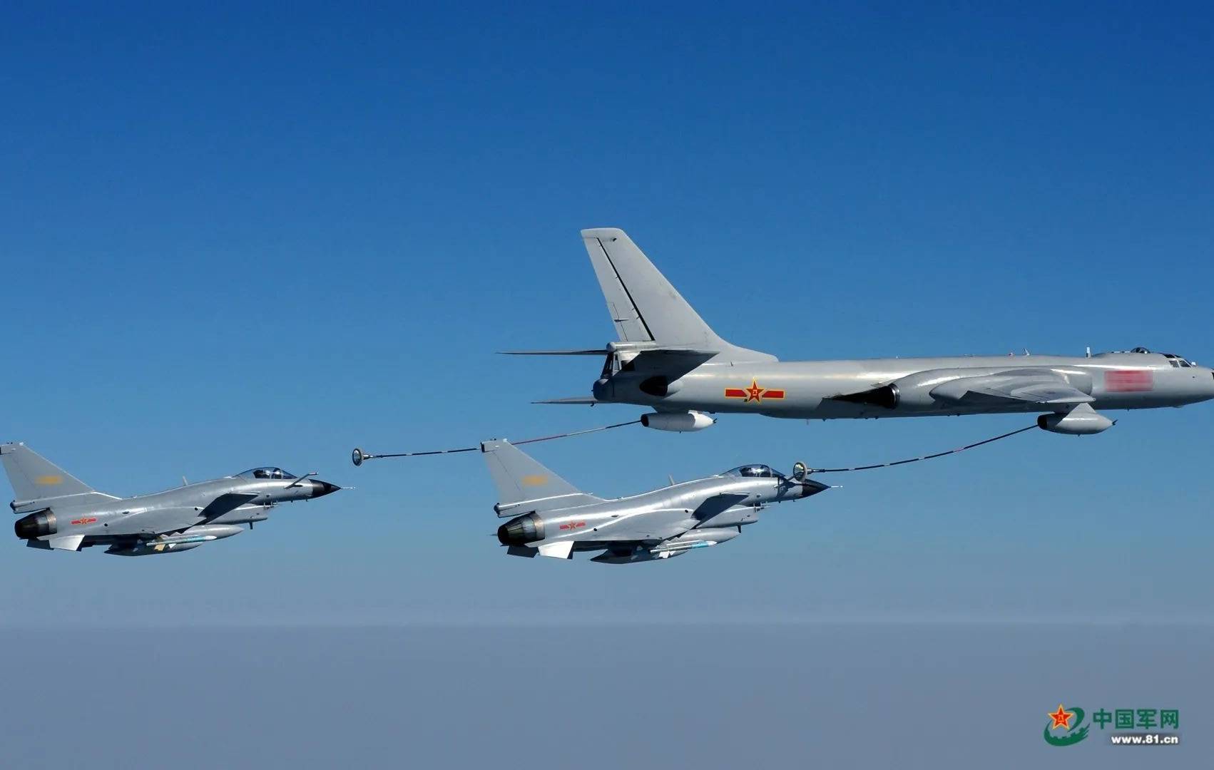 “空中猛龙”秀肌肉 歼10超低空飞行高清大图-搜狐大视野-搜狐新闻