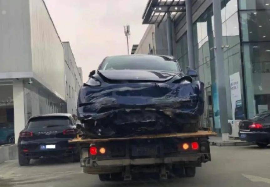 突发！特斯拉Model Y“首撞”网友表示竟如此坚固_搜狐汽车_搜狐网