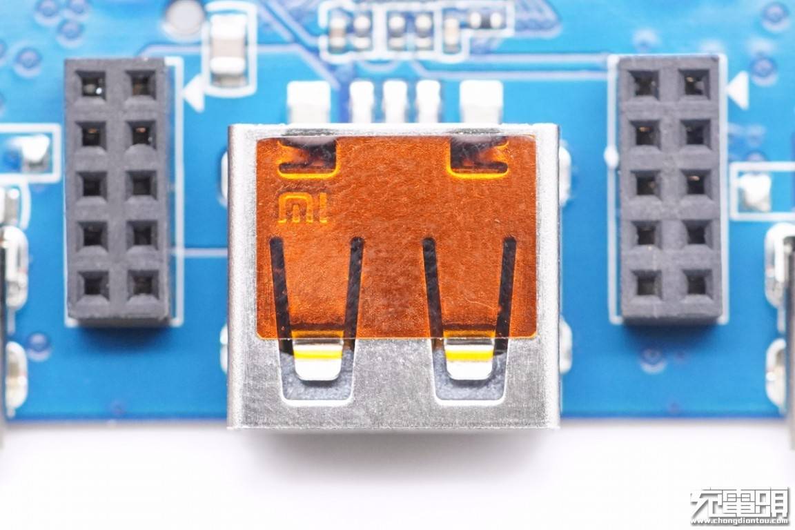 紫米20号快充移动电源拆解，内置三颗南芯SC8815升降压转换器_充电