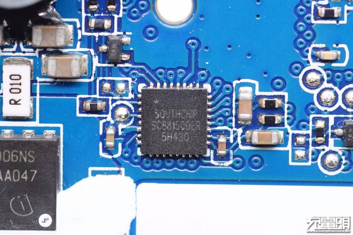 紫米20号快充移动电源拆解，内置三颗南芯SC8815升降压转换器_充电
