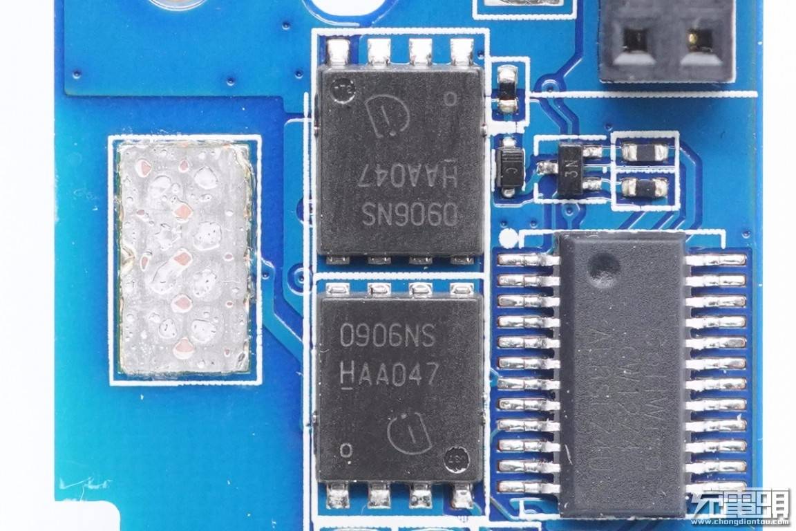 紫米20号快充移动电源拆解，内置三颗南芯SC8815升降压转换器_充电
