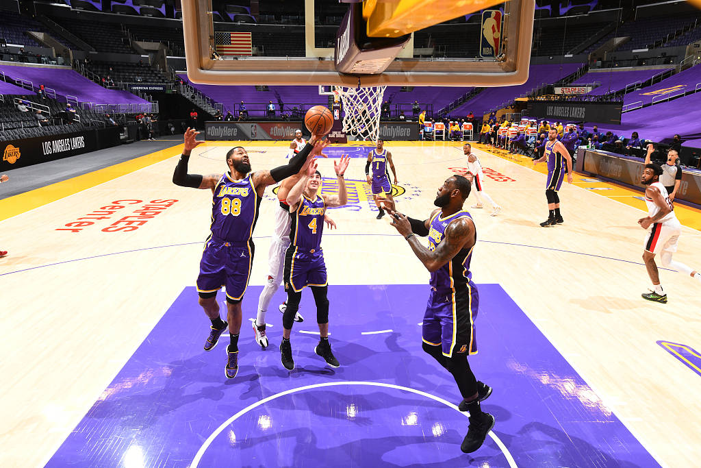 詹姆斯28分11板，湖人102-93开拓者，结束NBA4连败-搜狐大视野-搜狐新闻