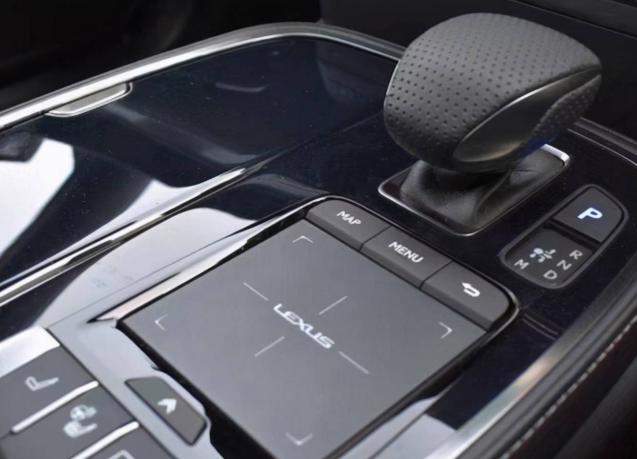 新款雷克萨斯LS实拍，豪华媲美奔驰S级，3.5T引擎+10AT，真霸气_搜狐汽车_搜狐网