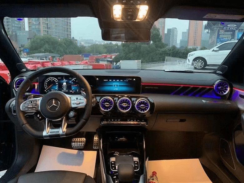 探店奔驰A35L，4.9S破百，内饰豪华夸张，但价格你能接受吗？_搜狐汽车_搜狐网