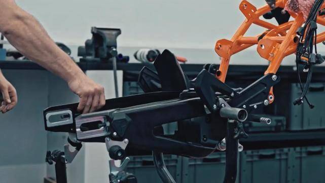 全球限量100台 Moto2规格！KTM RC890R即将发布_搜狐汽车_搜狐网