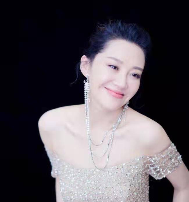 至今为止未婚的15位内地大龄女明星，最大的52岁，最小的34岁杨钰莹