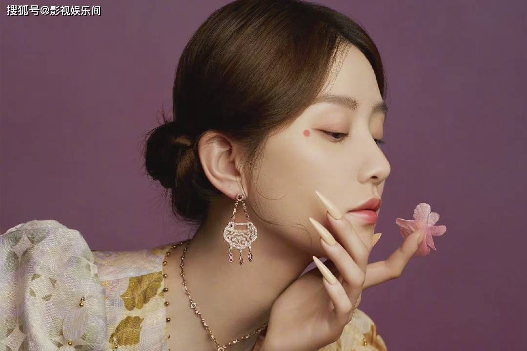 刘诗诗牡丹花大片；任嘉伦白鹿一生一世现场撒糖；尚雯婕晒央视秋晚雨幕舞台照_因为