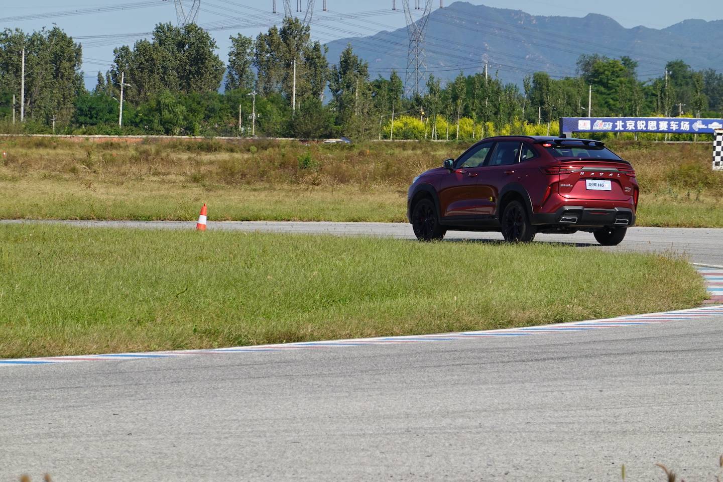 哈弗H6S试驾报告：1.5T混动扭矩达530牛·米，实际体验却非常温顺_搜狐汽车_搜狐网