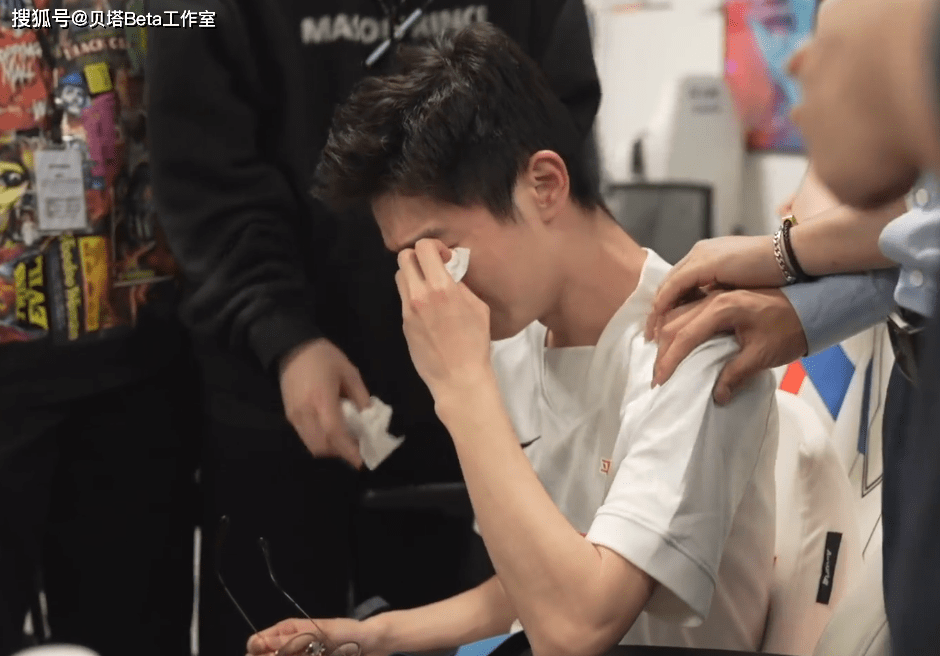 和Uzi竞争压力太大！BLG战胜WBG后，Doggo泪洒现场，情绪崩溃了_比赛_选手_机会