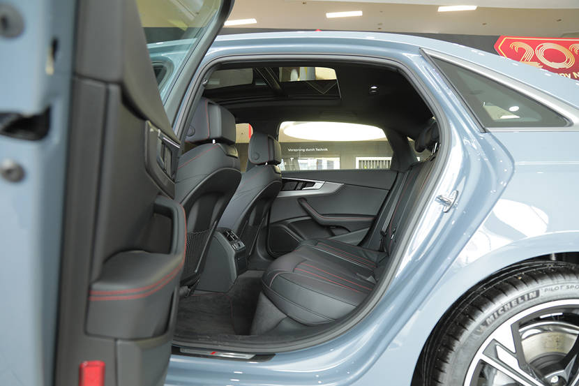 外观无限接近RS4，外观党的最爱，奥迪A4L RS套件燃速型到店实拍_搜狐汽车_搜狐网