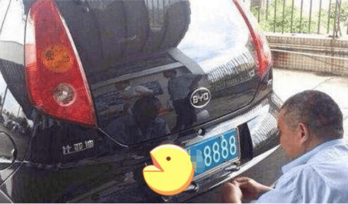 女司机摇到8888车牌，从此麻烦不断，看到座驾网友都说活该_搜狐汽车_搜狐网