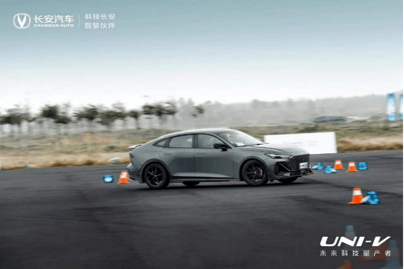 绽耀华系荣光！长安UNI-V全球预售开启，顶配预售价13.19万元_搜狐汽车_搜狐网