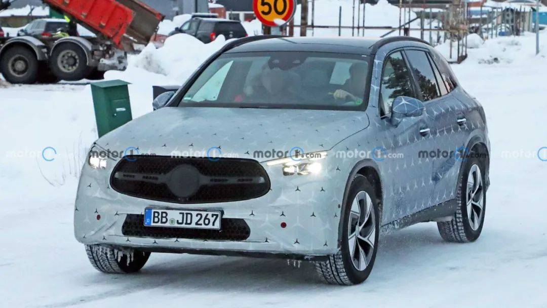 换代奔驰GLC谍照曝光 设计向C级靠拢 动力也用1.5T_搜狐汽车_搜狐网