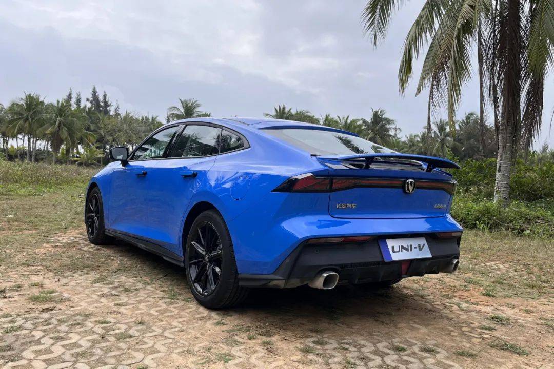运动家轿对决，长安UNI-V对比MG6 PRO，谁更值得选？_搜狐汽车_搜狐网