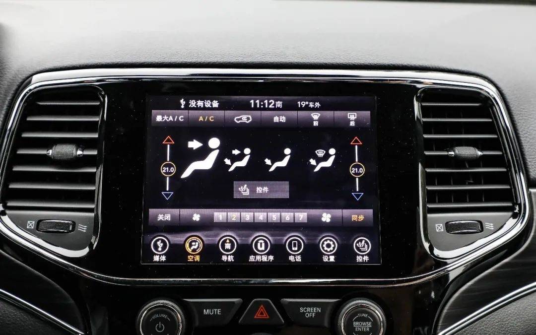 Jeep 大切诺基，3.0L V6+8AT，全车黑化气质爆表！_搜狐汽车_搜狐网