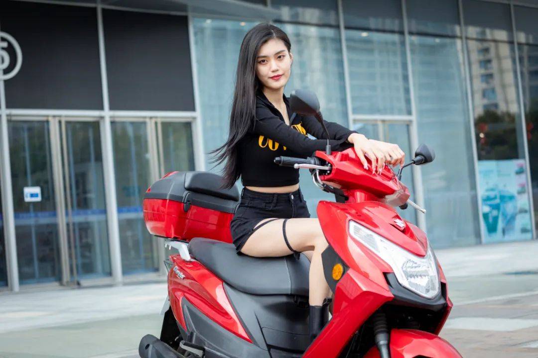 9000以下代步踏板，好骑有颜值又略带运动性—轻骑铃木UE125_搜狐汽车_搜狐网