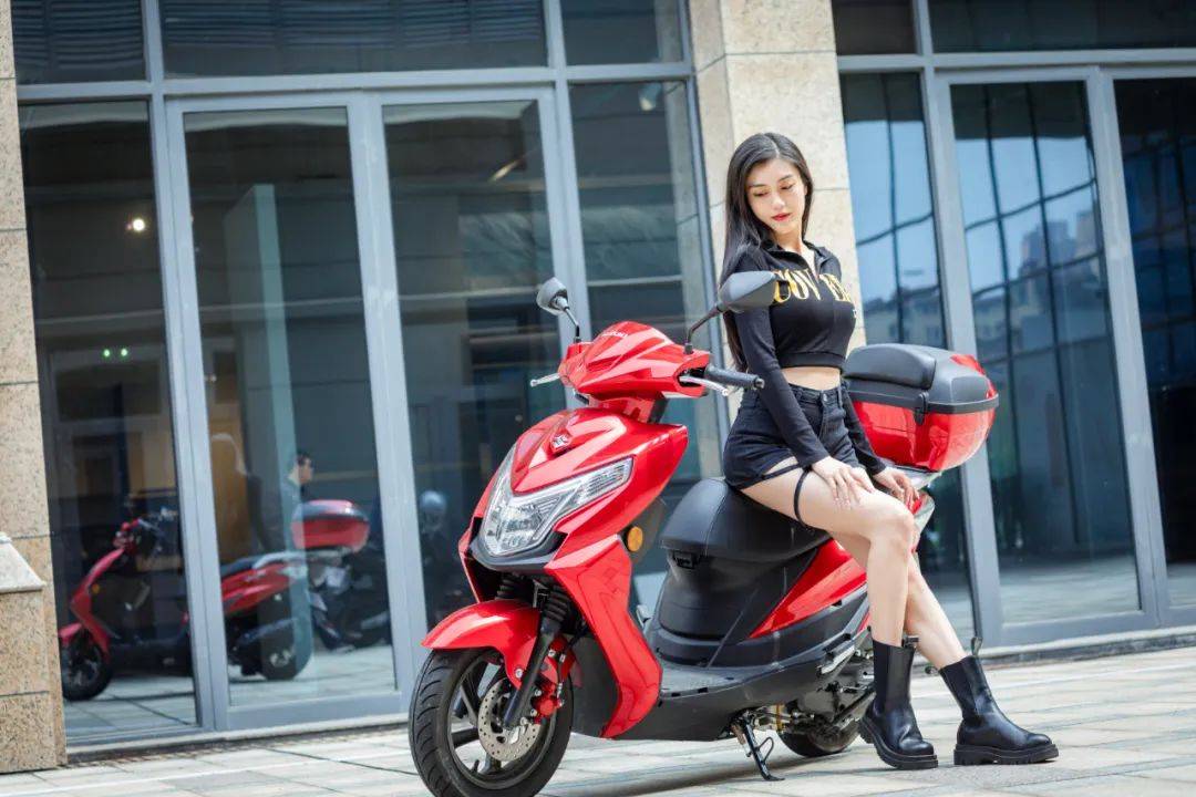 9000以下代步踏板，好骑有颜值又略带运动性—轻骑铃木UE125_搜狐汽车_搜狐网