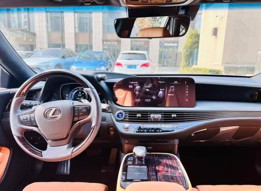 花94万买凌志LS500h，贴膜时5位小哥齐上阵，边贴边赞美_搜狐汽车_搜狐网