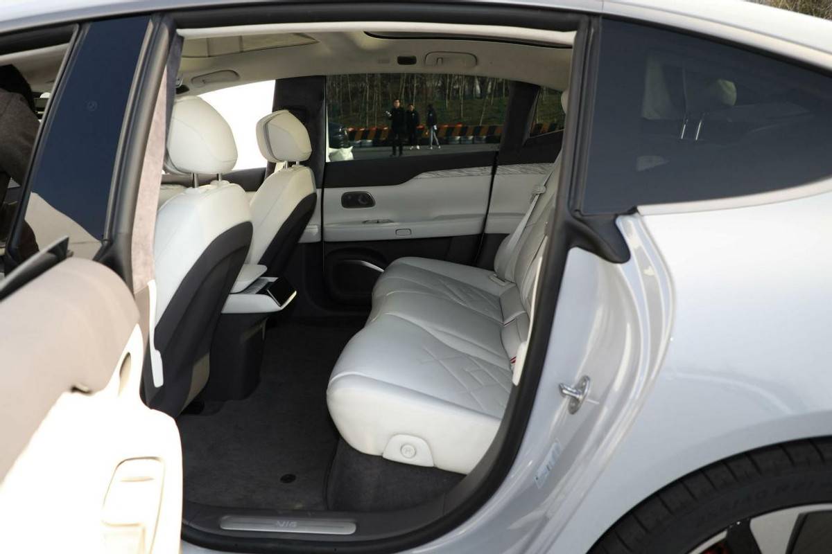 高端国产“新秀”，零百加速3.8秒的蔚来ET7，能和“56E”硬刚？_搜狐汽车_搜狐网