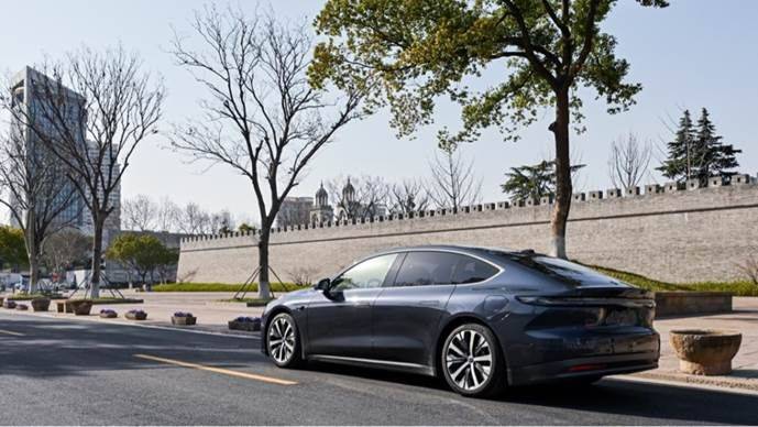 优雅与运动兼并的蔚来ET7 拥有XPT蔚来驱动科技加持 可续航1000km_搜狐汽车_搜狐网