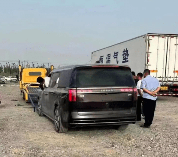 两大国产高端MPV即将来袭，红旗HM9/极氪009实车曝光，你看好谁？_搜狐汽车_搜狐网