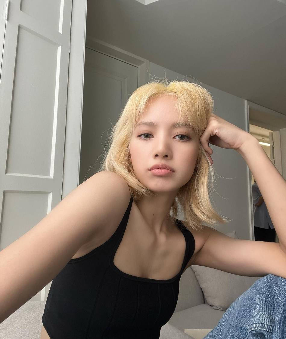 Lisa晒金发淡妆贴脸照 慵懒惬意随性自然-搜狐大视野-搜狐新闻