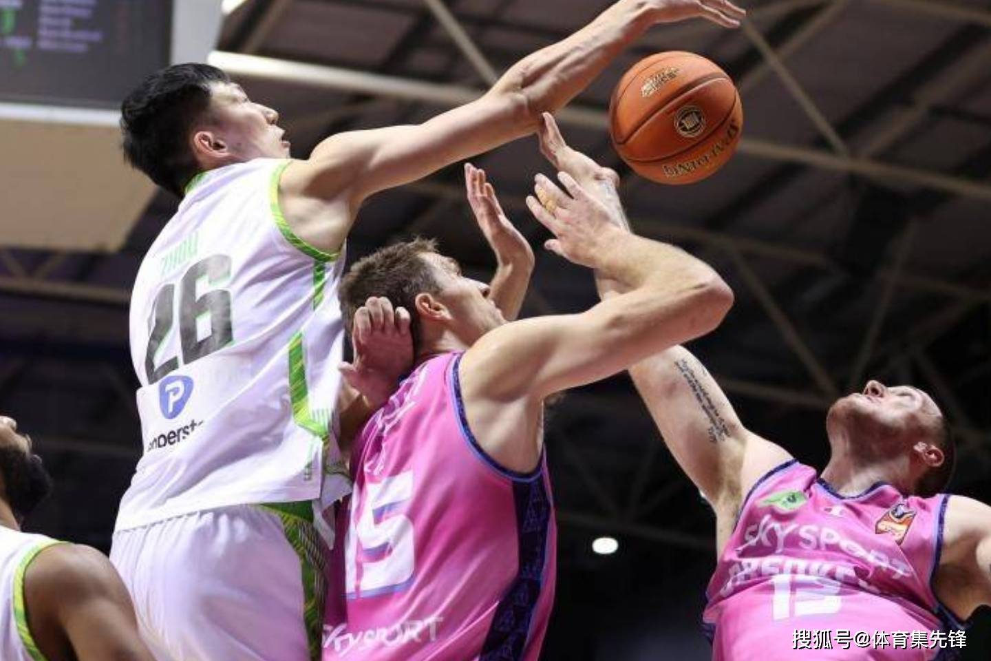 周琦NBL拿下10+6助凤凰大胜，却难掩无球权无战术地位的尴尬_时间_教练_篮板